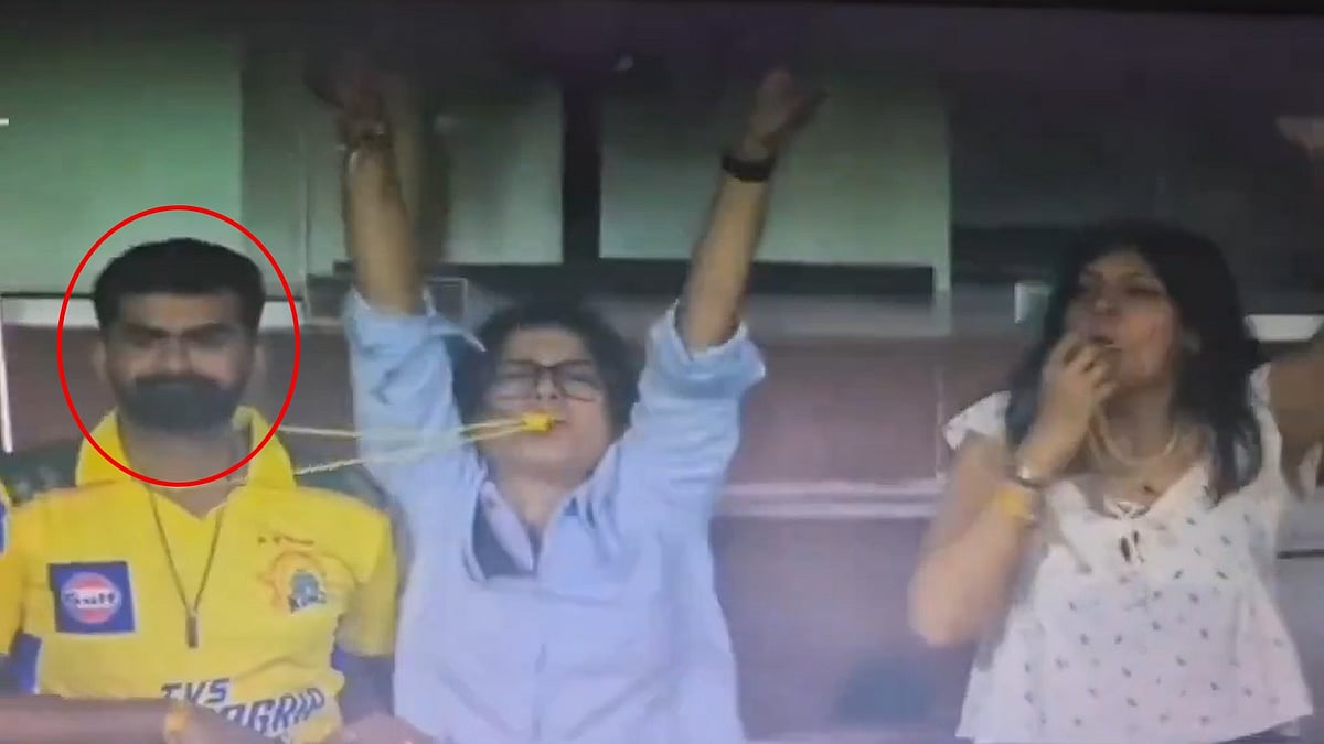 IPL 2025: CSK ಅಭಿಮಾನಿ ಕೊರಳಲ್ಲಿದ್ದ whistle ಊದಿ ಸಂಭ್ರಮ, RCB ಮಹಿಳಾ ಅಭಿಮಾನಿ ...