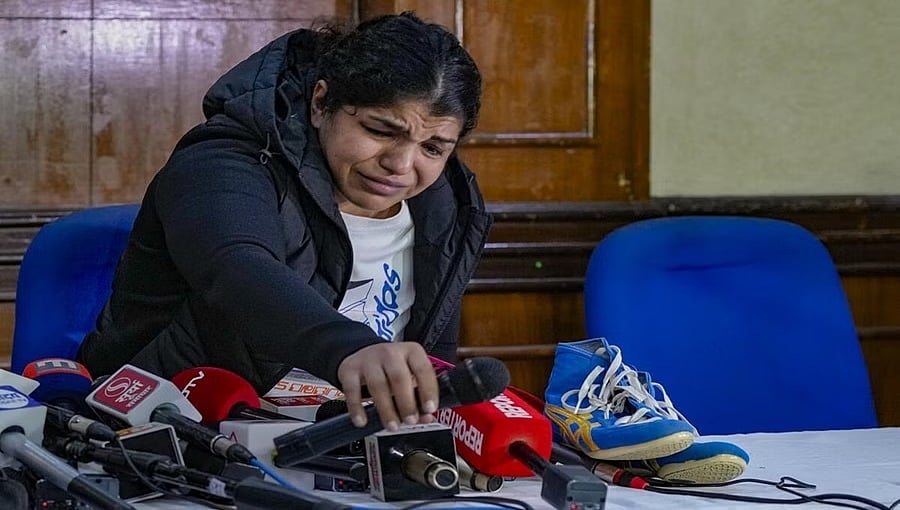 ಬ್ರಿಜ್ ಭೂಷಣ್ ಆಪ್ತ WFI ಅಧ್ಯಕ್ಷ: ಶೂ ಕಳಚಿ ಟೇಬಲ್ ಮೇಲಿಟ್ಟು ಕುಸ್ತಿ ತ್ಯಜಿಸಿದ ...